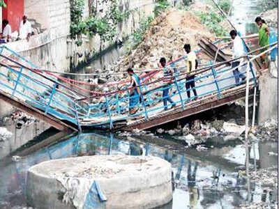 Slum-dwellers still use collapsed bridge | Bengaluru News - Times of India