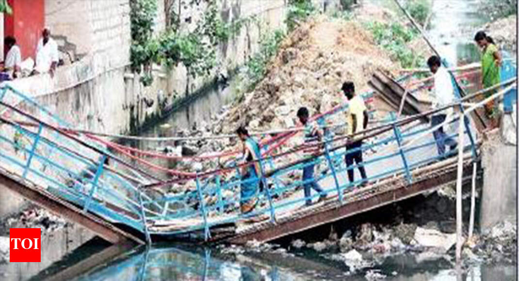 collapse of the foot bridge: Slum-dwellers still use collapsed bridge ...