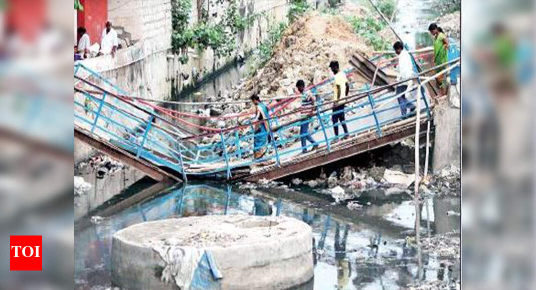 Collapse Of The Foot Bridge: Slum-dwellers still use collapsed bridge ...