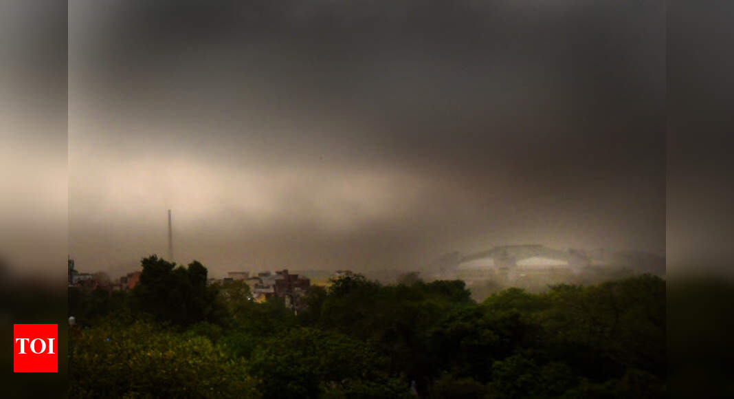 Thunderstorm in Delhi: Dust storm hits Delhi Metro, thousands affected ...