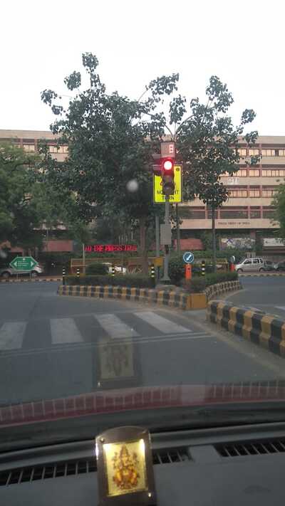 Traffic signal blocks signboard - Times of India