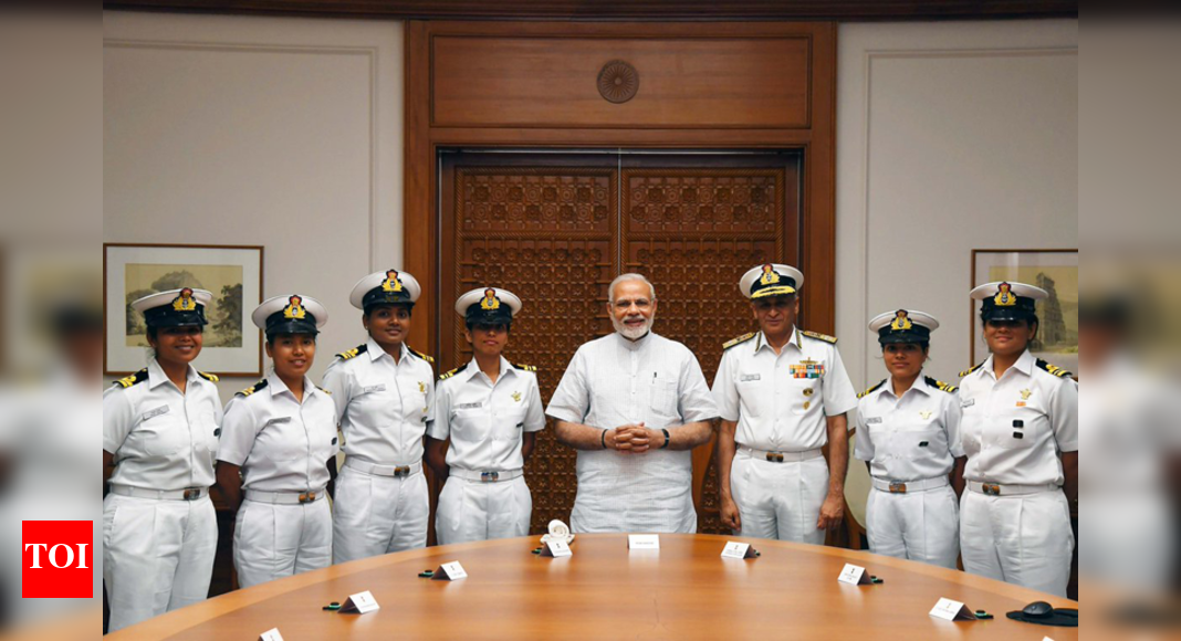 Modi: PM Modi meets all-woman Indian Navy team that circumnavigated the ...