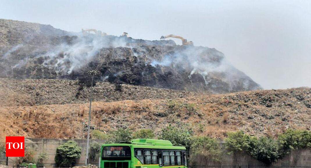 Okhla landfill fire smoulders, leaves many sick | Delhi News - Times of ...