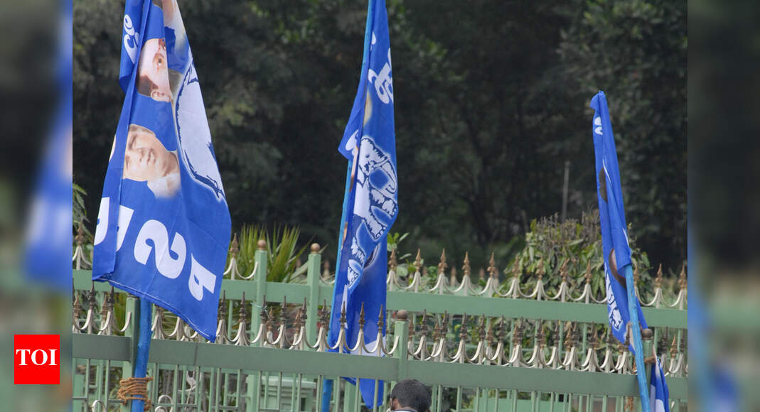 'Ghar wapsi' of 200 BSP workers | Lucknow News - Times of India