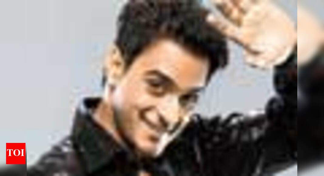 Angad meets Shiney Ahuja - Times of India