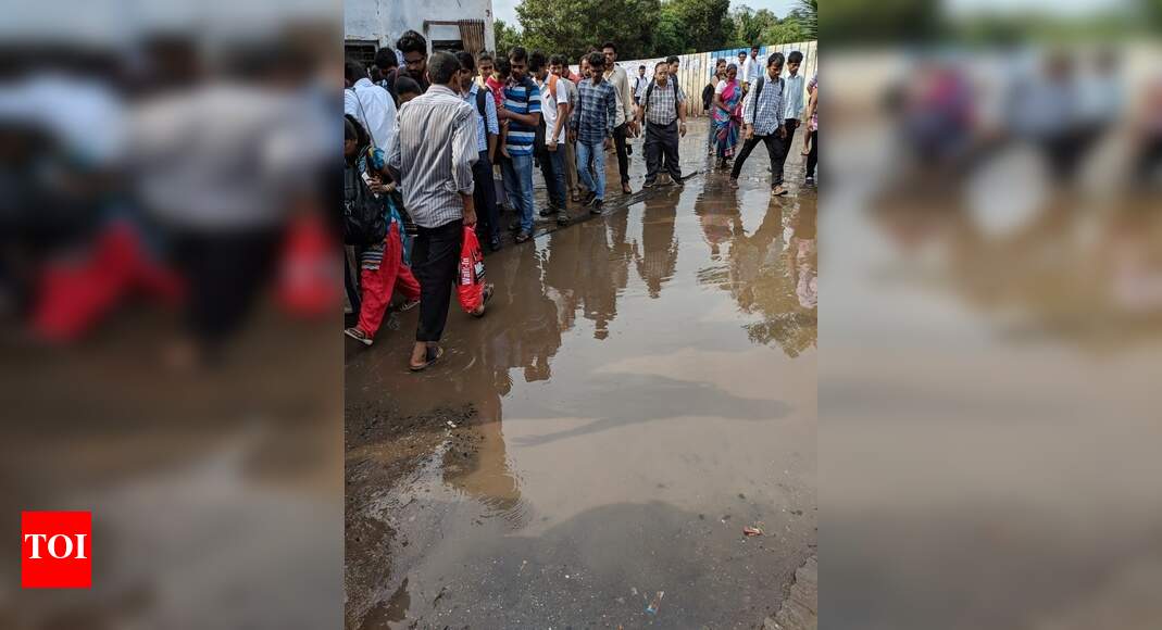 Pedestrians bridge at Dadar Station flooded - Times of India