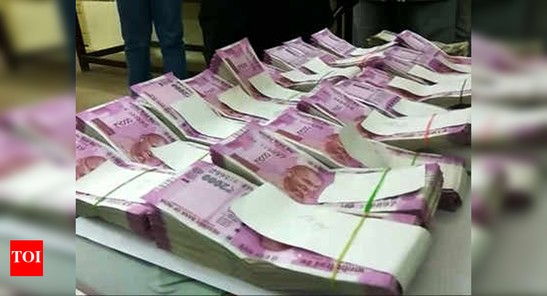 At Rs 18.5 lakh crore, cash with public at record high - Times of India