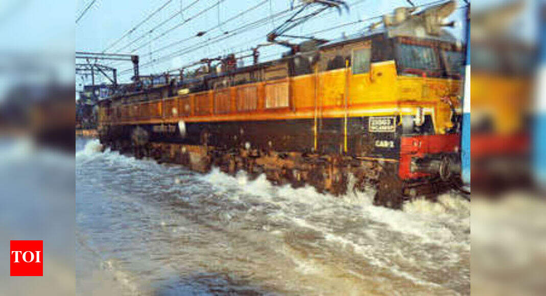 Central Railway's 'waterproof' engine to move marooned rakes in rains ...