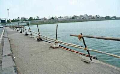 Every Monsoon: No warning signboards on causeway | Surat News - Times ...