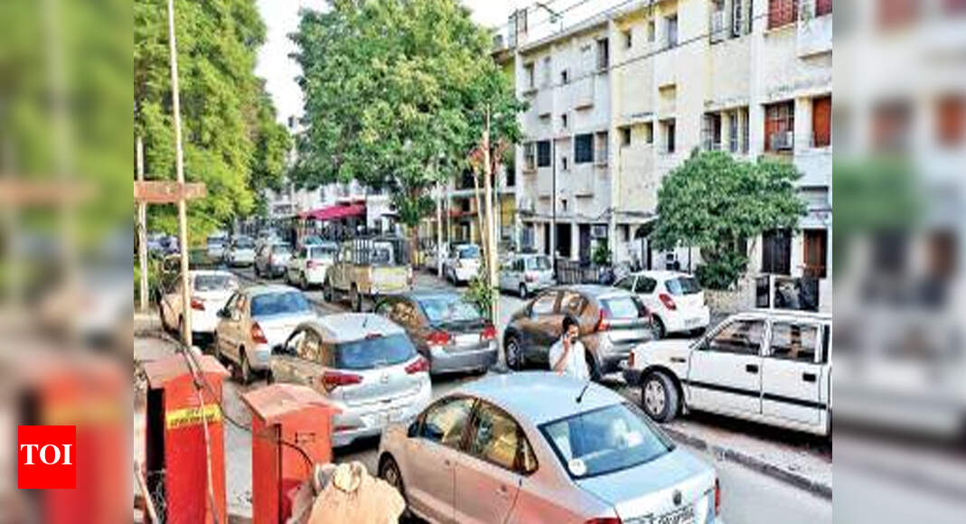 Traffic In Sector 22: Sector 22 wades through traffic, flooded streets ...