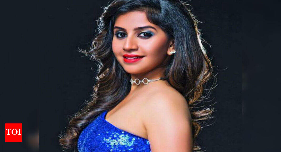 Anushree: Anchor Anushree looks stunning in this candid picture; See ...