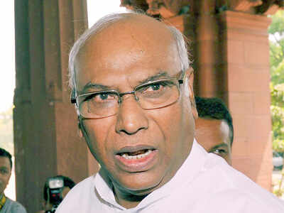 Congress veteran Mallikarjun Kharge gets charge of Maharashtra | Mumbai News - Times of India