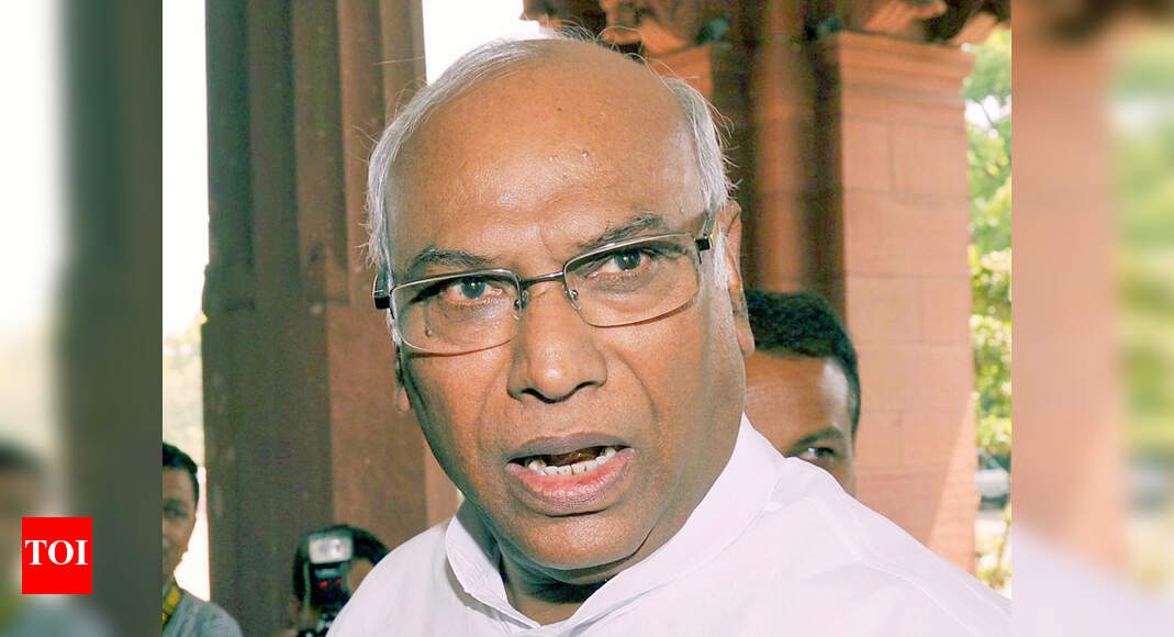 Congress veteran Mallikarjun Kharge gets charge of Maharashtra | Mumbai News - Times of India