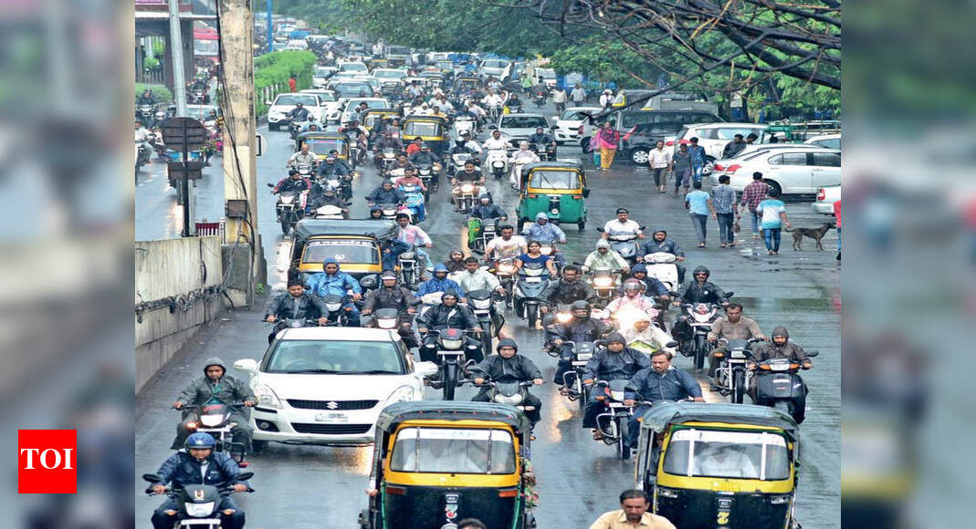 Heavy Rain: Heavy rain causes traffic jam at several places in city | Surat News - Times of India