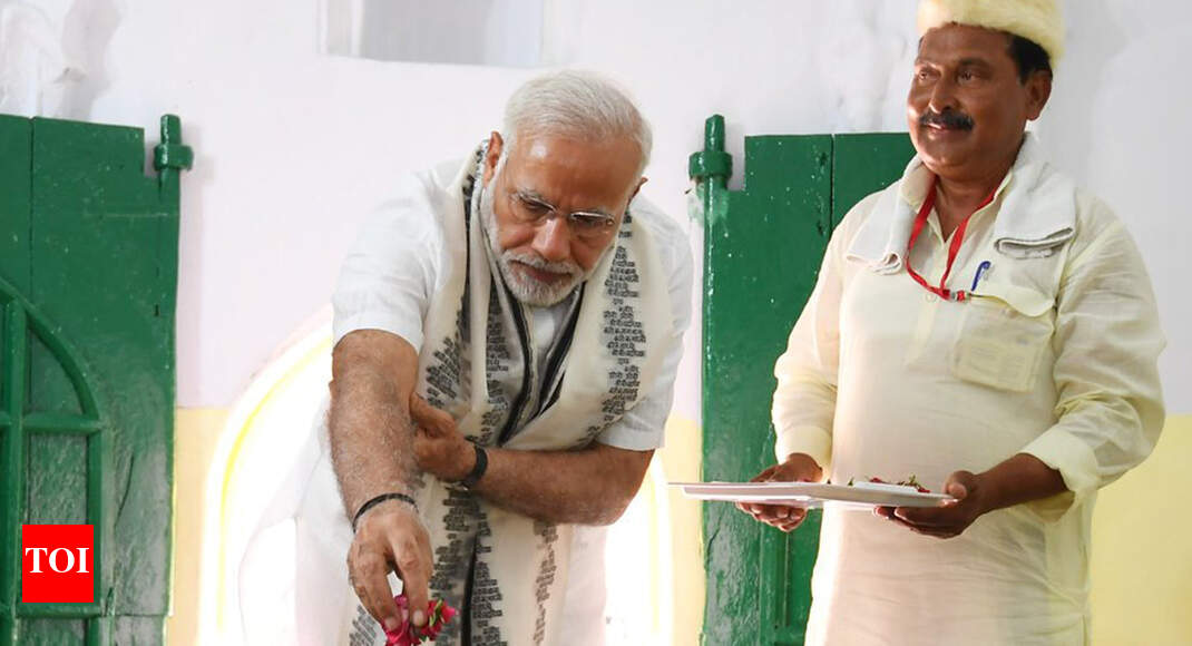 PM Narendra Modi offers chadar at Sant Kabir's mazar | India News ...