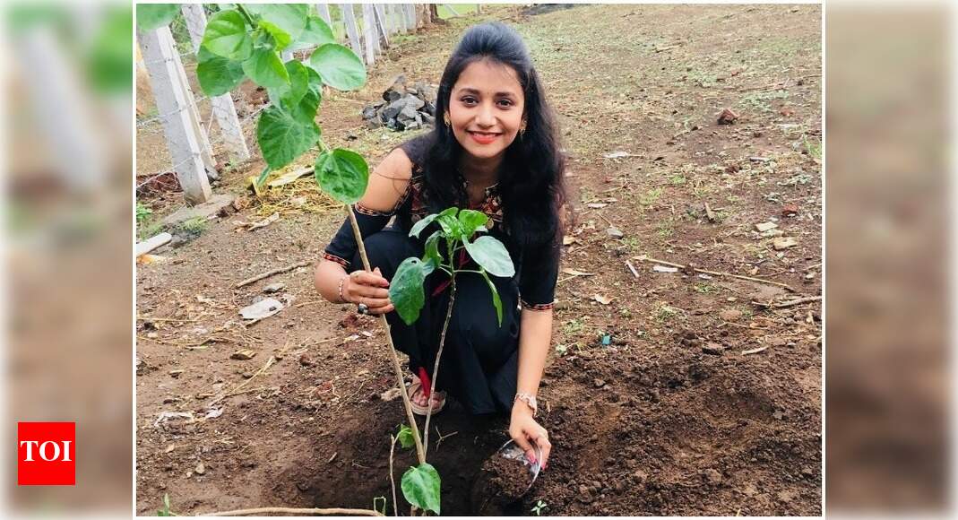 Jui Gadkari spreads the message of saving banyan trees - Times of India