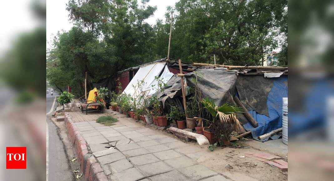 Illegal temple on footpath encroaches and expands - Times of India