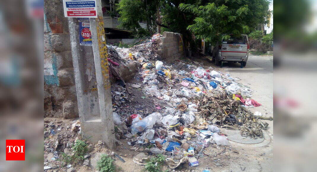 KPHB:GARBAGE SPILLED ON THE ROAD - Times of India