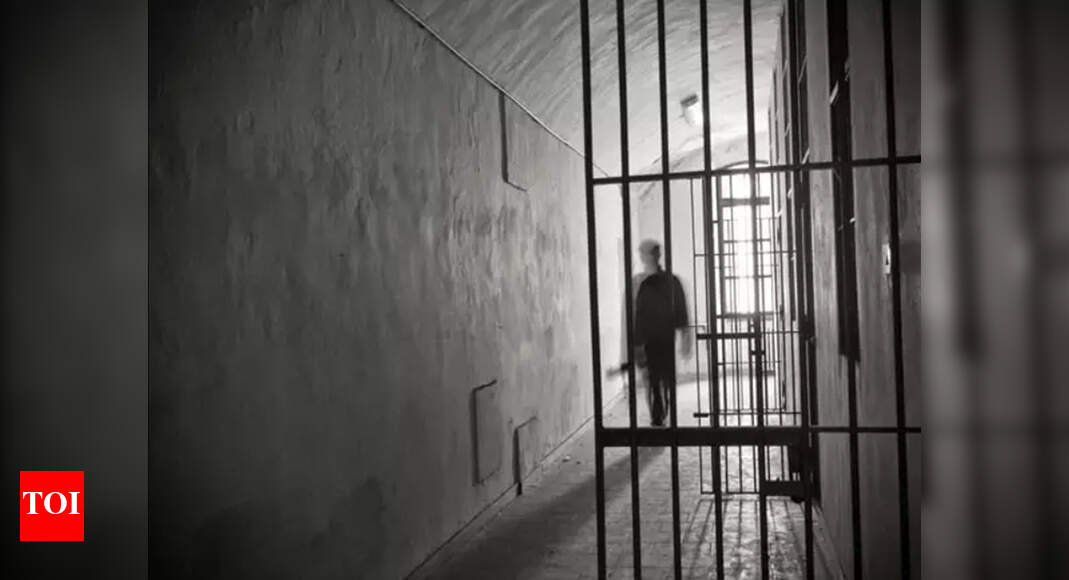 Thane Jail: Excreta flung at Thane jailer | Thane News - Times of India