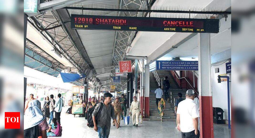 800 stuck in Vadodara Express for over 10 hours | Vadodara News - Times ...