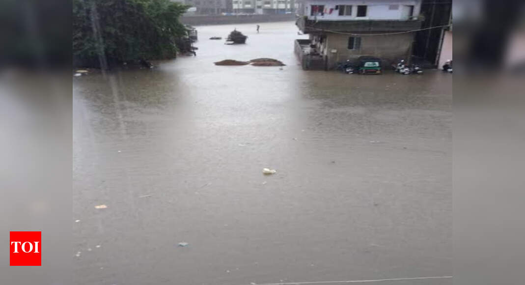 Rains: Navsari inundated: 200 people shifted to safer places | Surat ...