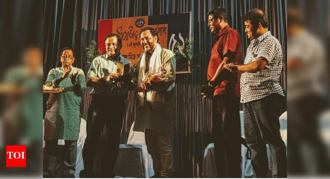 Kaushik Chatterjee receives Satyen Mitra Smriti Puroshkar | Bengali Movie News - Times of India