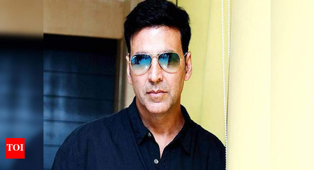 Akshay Kumar does a hilarious dhoti dance in 'Gold' | Hindi Movie News ...