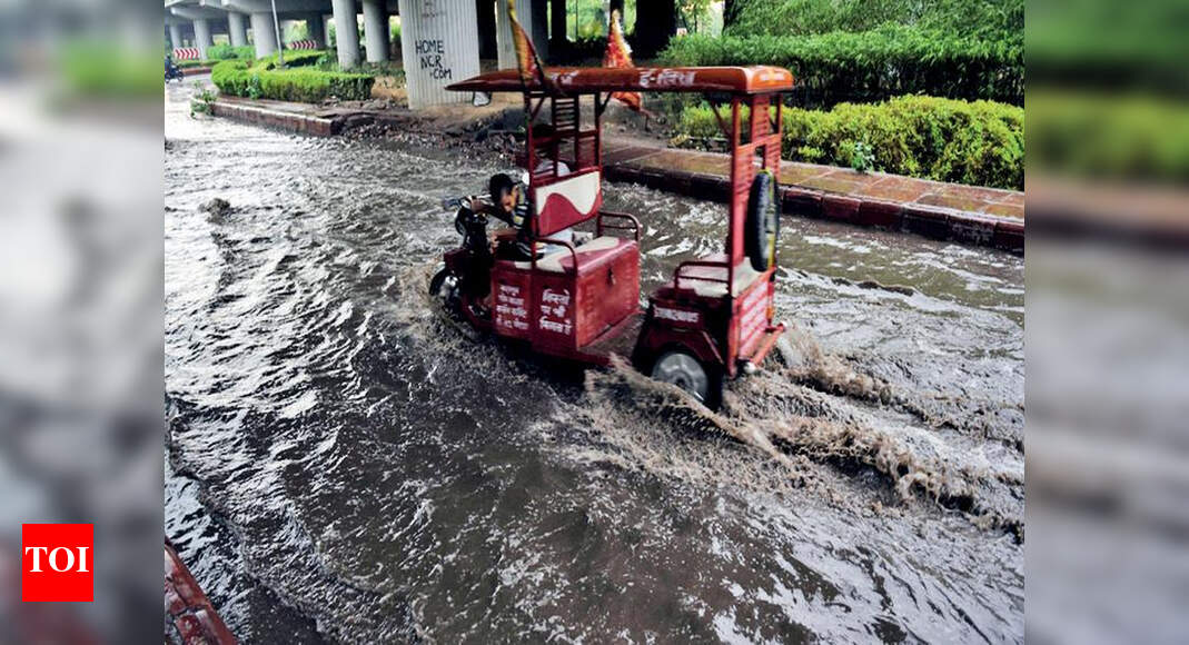 Waterlogging On Key Roads: Waterlogging on key roads chokes Noida ...