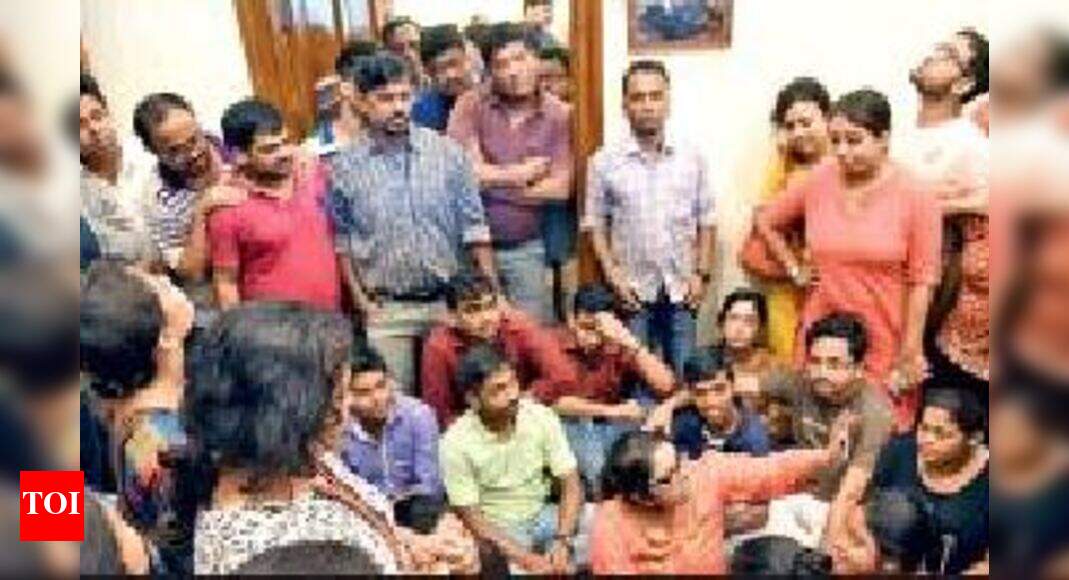 Presidency gherao enters 2nd day; staff sits in counter-demonstration ...