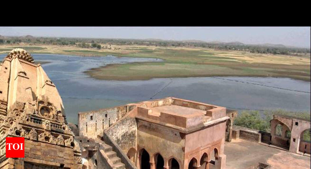The fort that stands tall along a tranquil Sagar | Lucknow News - Times ...