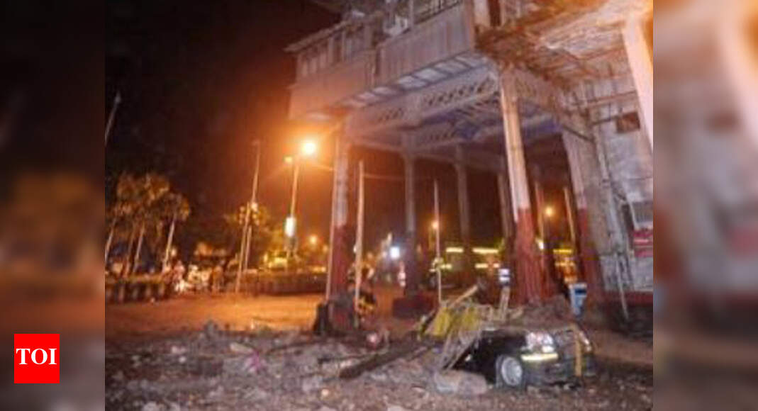 Part of 150-year-old heritage building in south Mumbai crashes ...