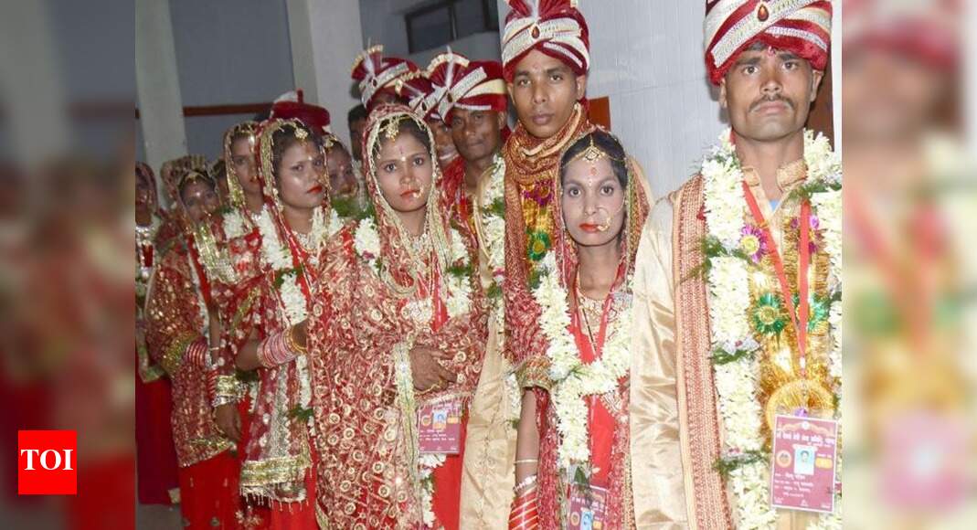 51 couples tie nuptial knots | Patna News - Times of India
