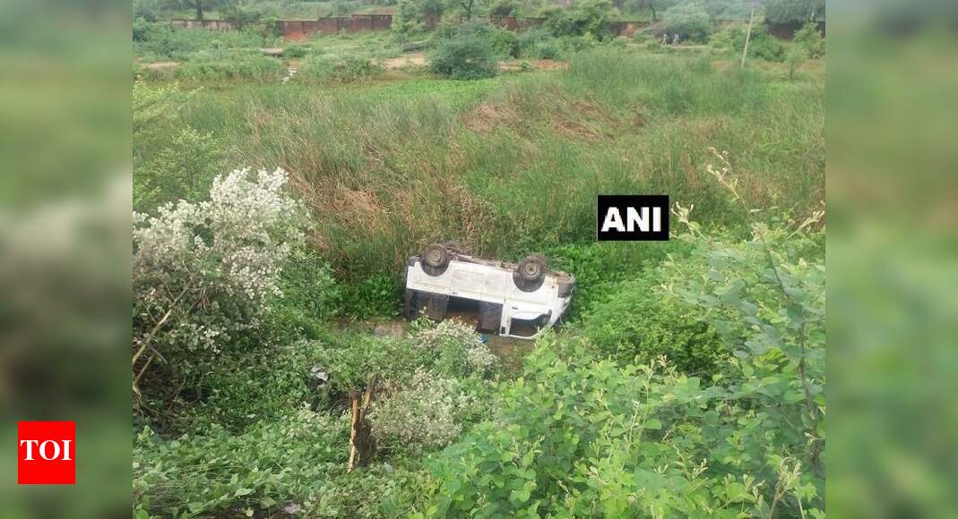 School van carrying 15 kids fall off 30-feet down the bridge in Korba ...