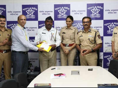 Nashik: 300 raincoats distributed to traffic cops | Nashik News - Times ...