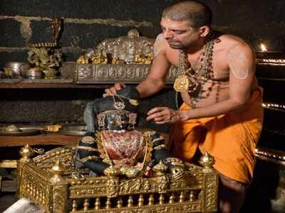 Karnataka: Who borrowed Rs 26 crore from Shiroor Mutt seer | Mangaluru ...