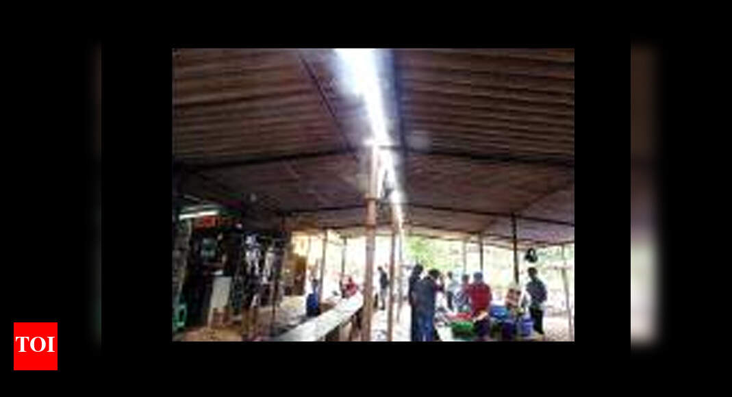 Broken structure at temporary market irks Quepem vendors | Goa News ...
