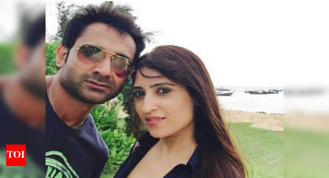 Police Quiz Anissia In-Laws: Delhi: Flight attendant Anissia Batra's in ...