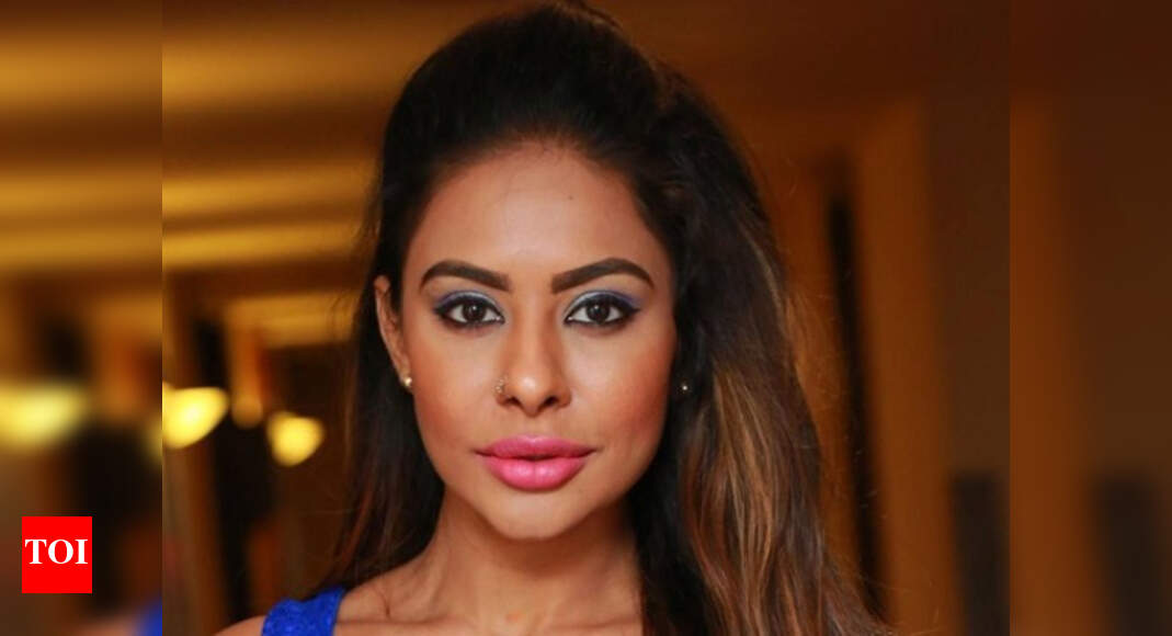 Sri Reddy breaks down, says she feels like committing suicide | Telugu ...