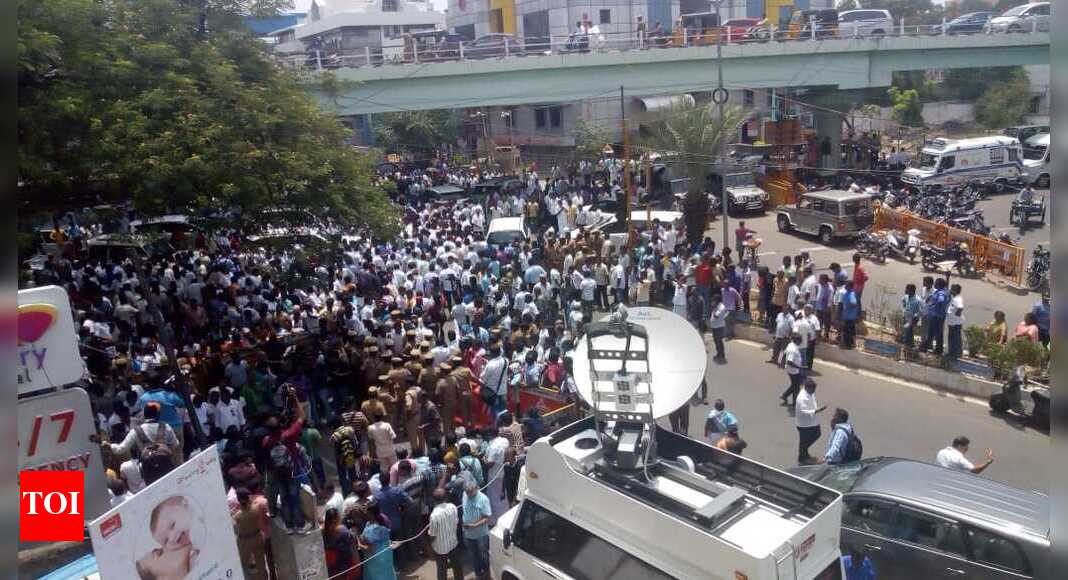 DMK Chief M Karunanidhi supporters crowd outside Kauvery Hospital ...