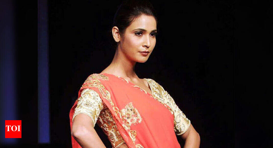 Prachi hits back at Mahat’s detractors - Times of India