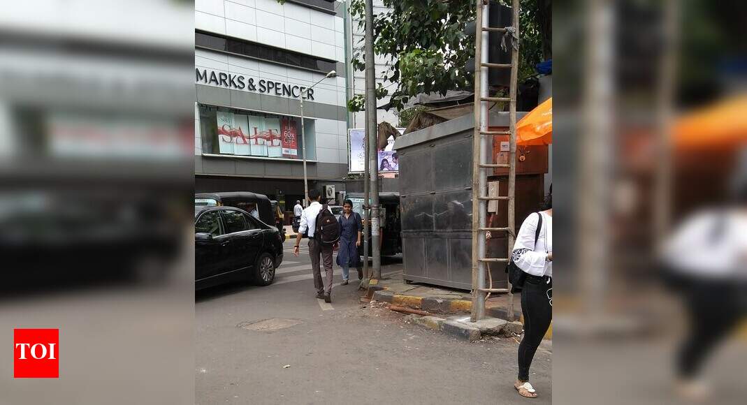 Stall blocks footpath awaitin accident to happen - Times of India