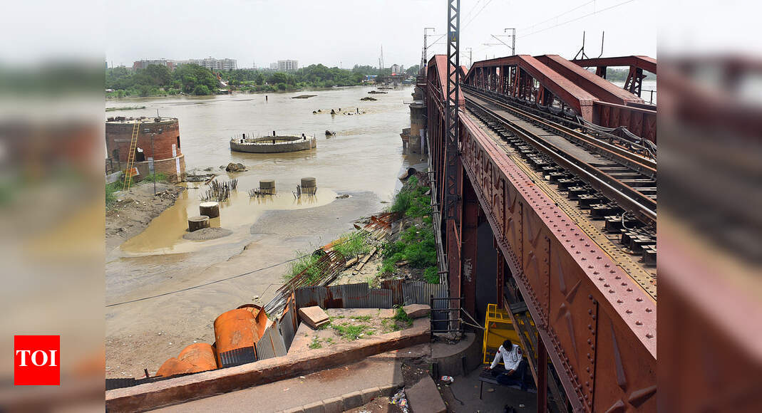 Loha Pul opens for traffic as Yamuna water recedes | Delhi News - Times ...