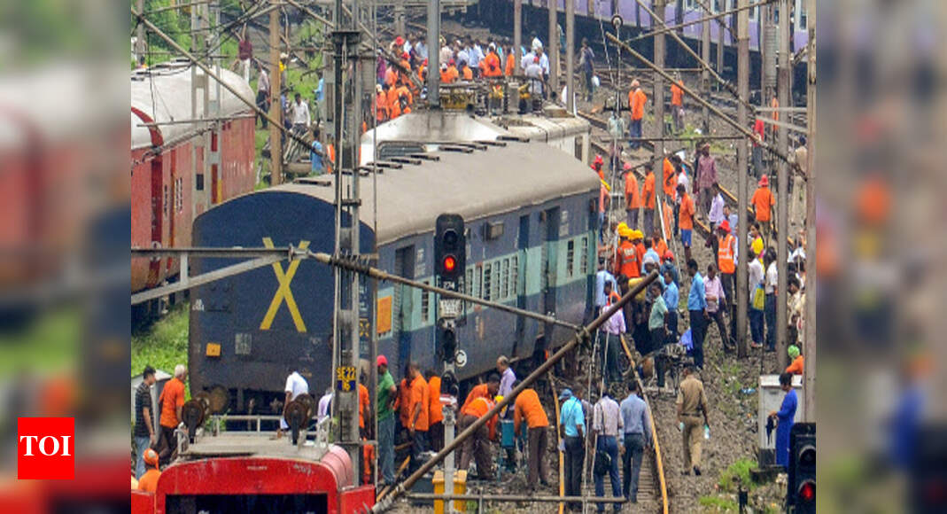 Ispat Express derails at Howrah, train services hit | Kolkata News ...
