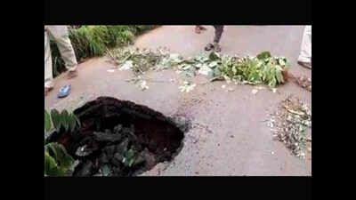 Road On Karmali Station Route Caves In: Road on Karmali station route ...