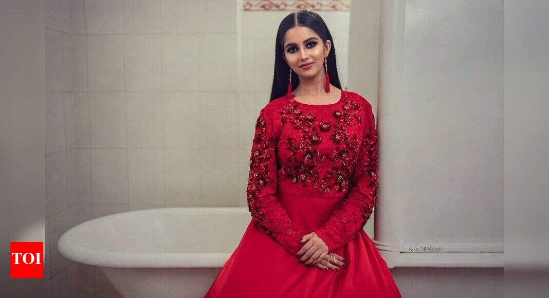 niveditha gowda: Niveditha Gowda looks ravishing in red - Times of India