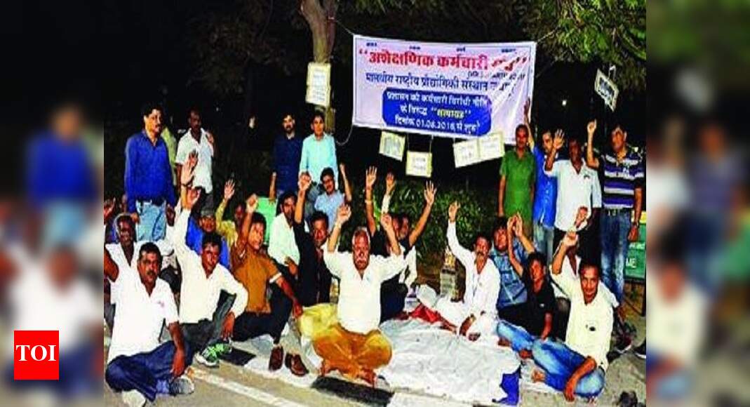 MNIT workers protest against administration | Jaipur News - Times of India