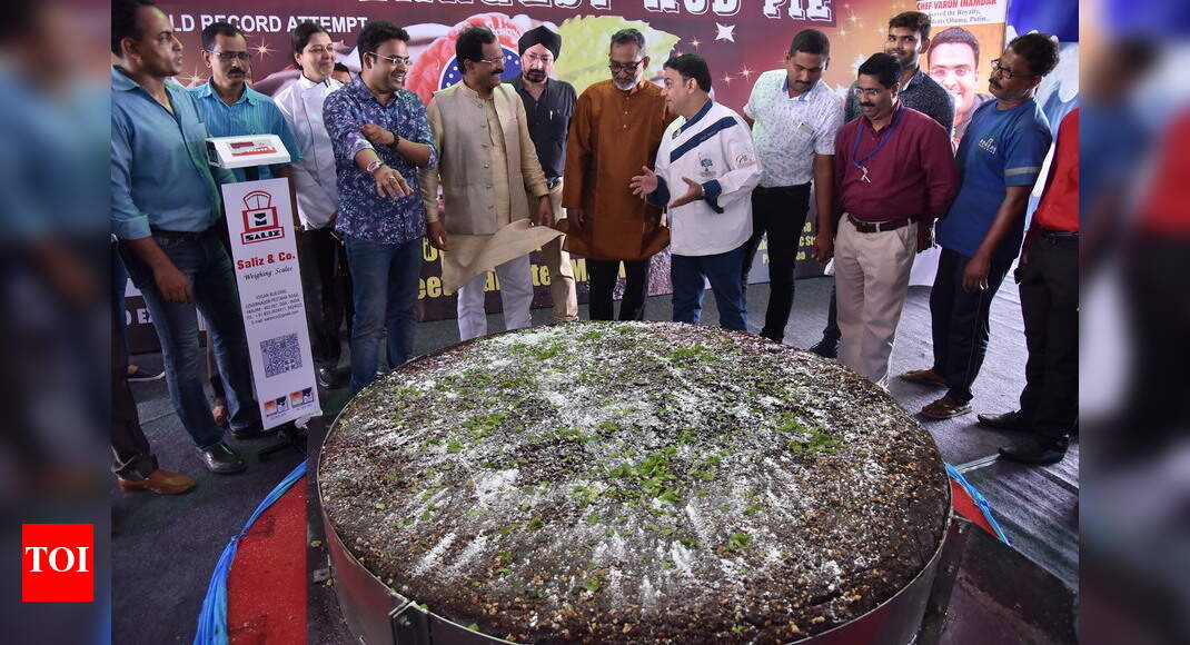Chef Varun Inamdar along with Goan chefs bake a thousand kilo chocolate ...