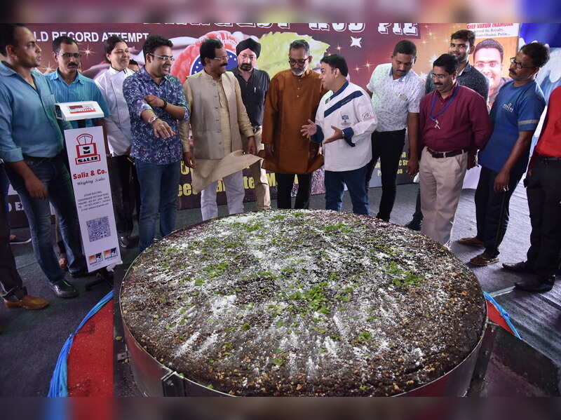 Chef Varun Inamdar along with Goan chefs bake a thousand kilo chocolate ...