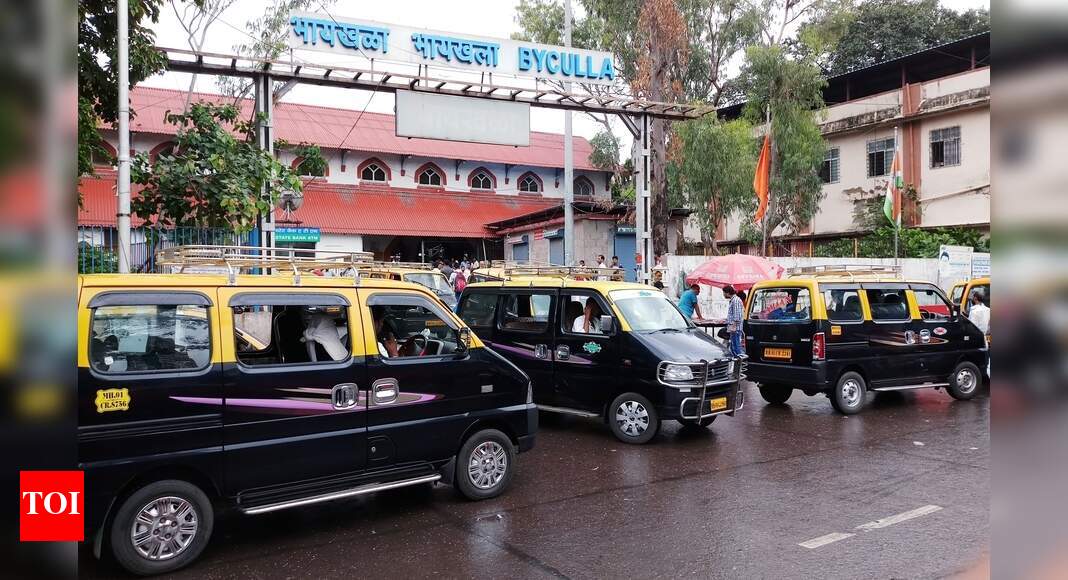 ILLEGAL SHARE TAXI STAND.nuisence for Commuters - Times of India