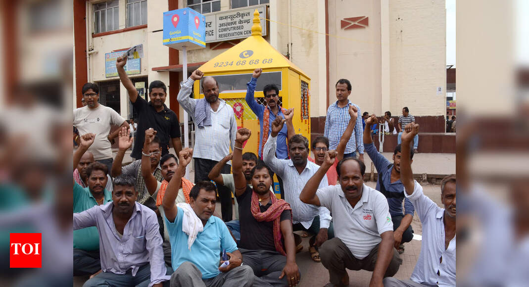 Auto Driver Protest: Auto drivers protest app-based taxi service ...